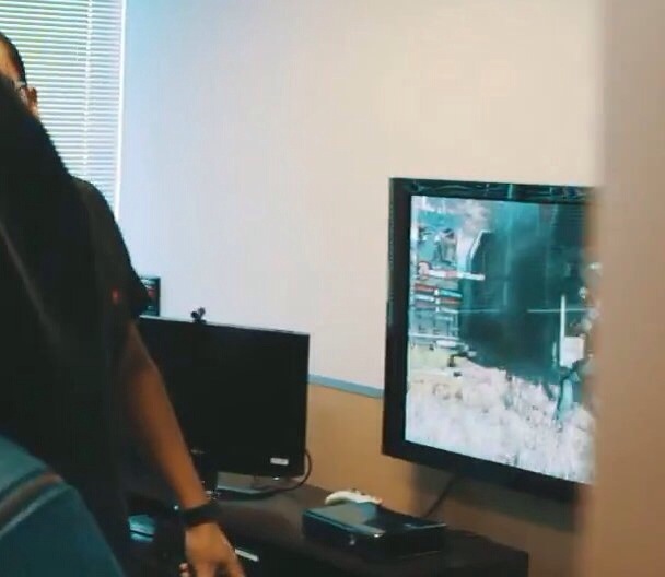 CoD:AW : DJ AfrojackがSHGを訪問。ちらっと写った画面はマルチプレイのものか？ | EAA FPS（イーエーエー）